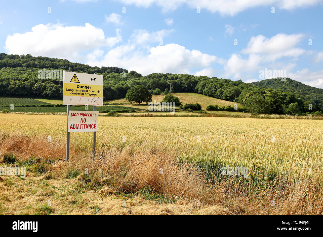 Warning sign in a field saying MOD property no admittance and danger ...