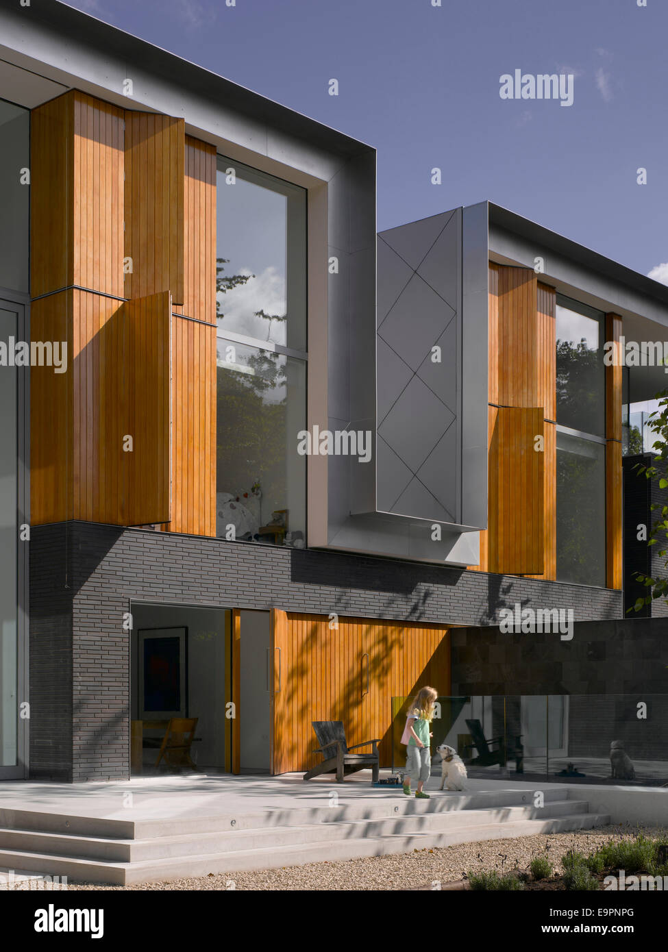 Modern contemporary house uk exterior hi-res stock photography and ...