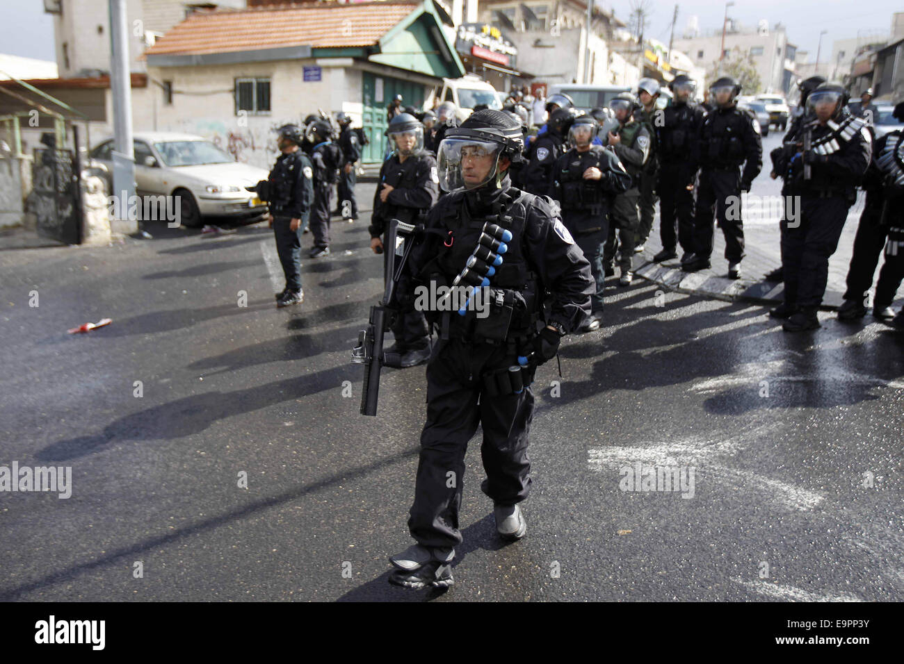 Jerusalem. 31st October, 2014. Israeli security forces stand guard as ...