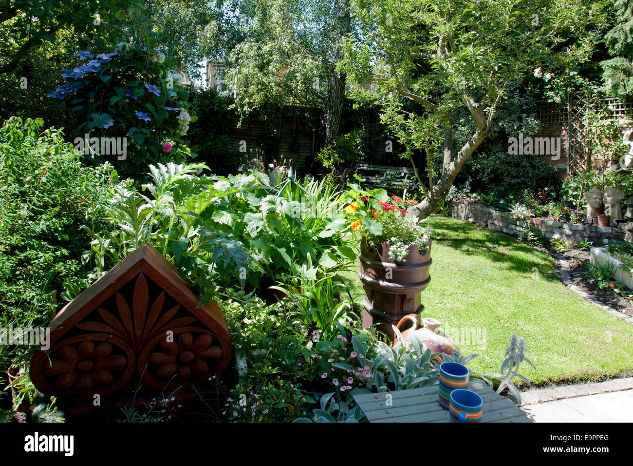 Back garden back gardens homes hi-res stock photography and images - Alamy
