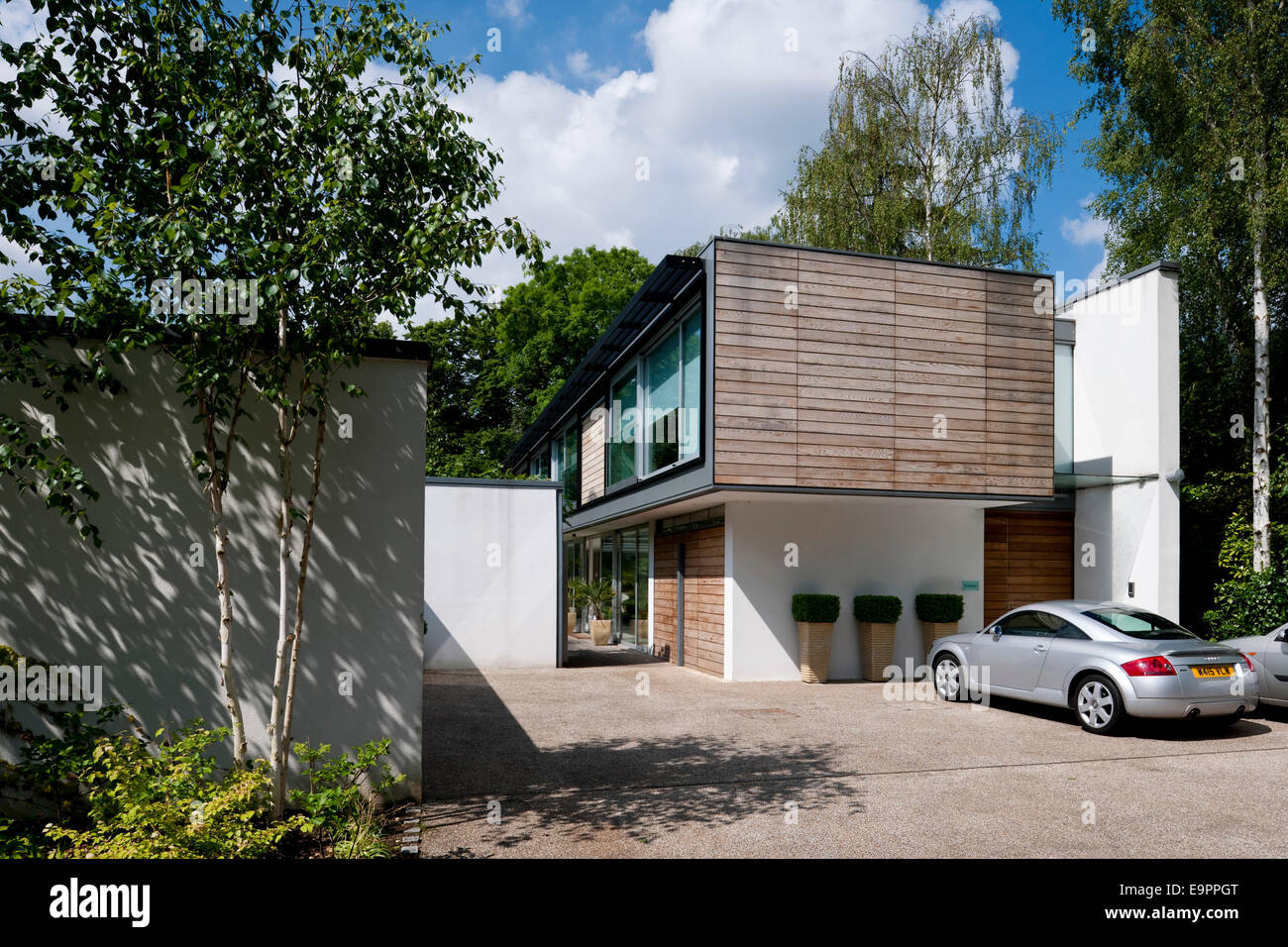 Car parked outside house uk hi-res stock photography and images - Alamy