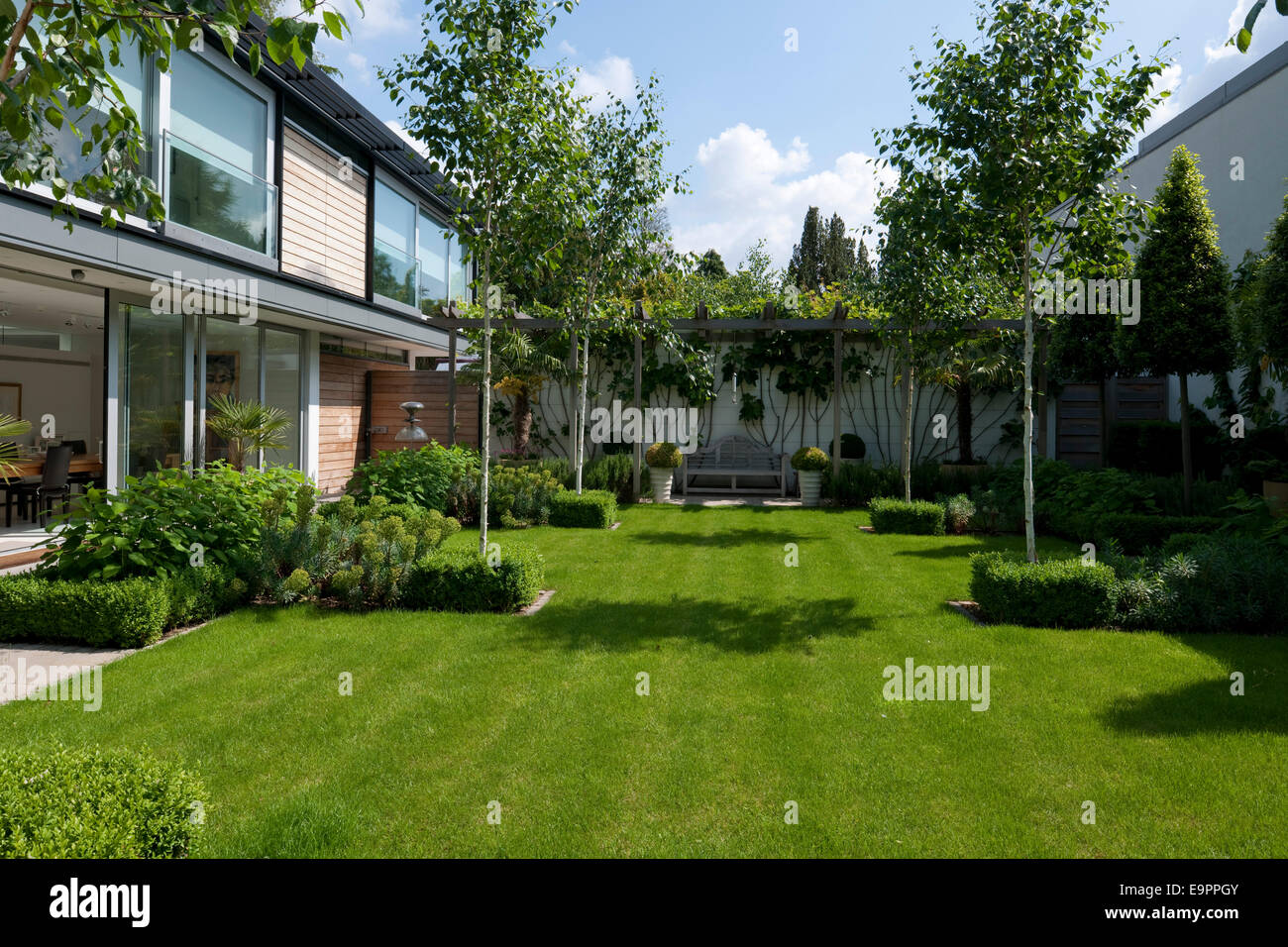 Walled garden of the Glass House, River Lane, Petersham, Middlesex ...