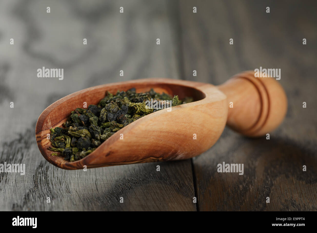 oolong green tea in wood scoop, on oak table Stock Photo - Alamy