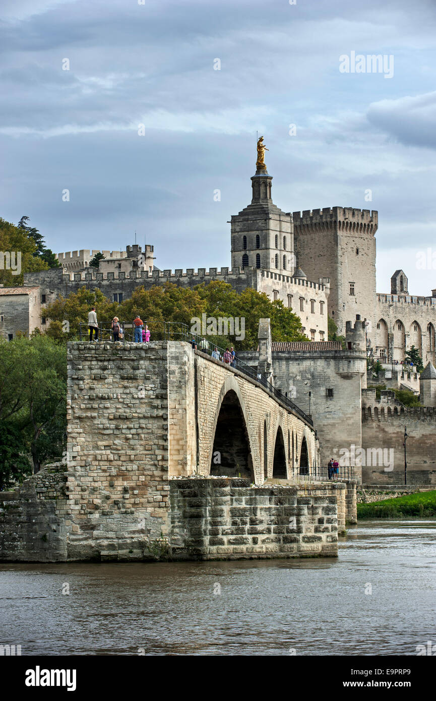 Avignon palais des papes and bridge hi-res stock photography and images ...