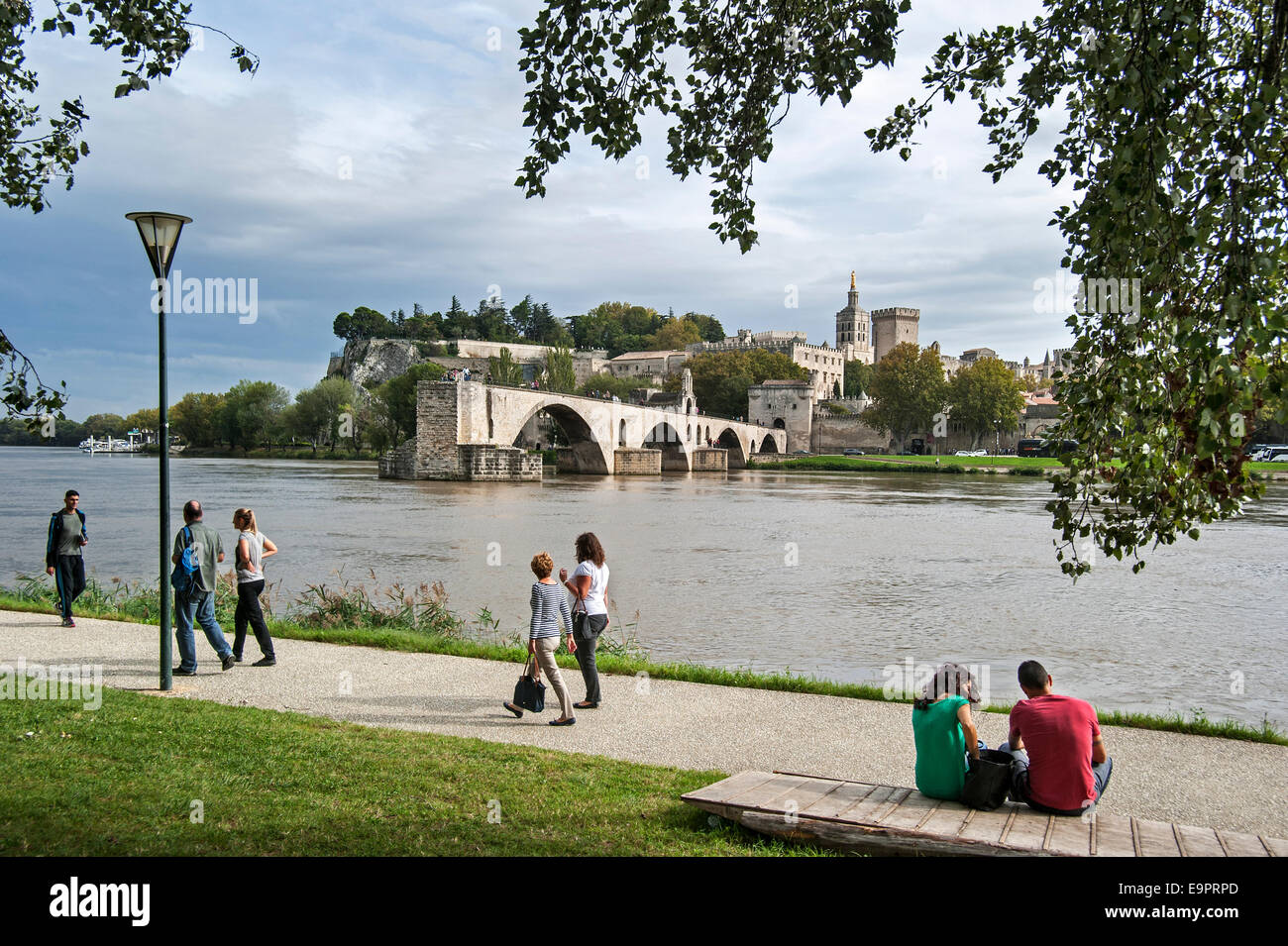 Pont Saint-Bénézet / Pont d'Avignon, Palais des Papes / Papal palace ...