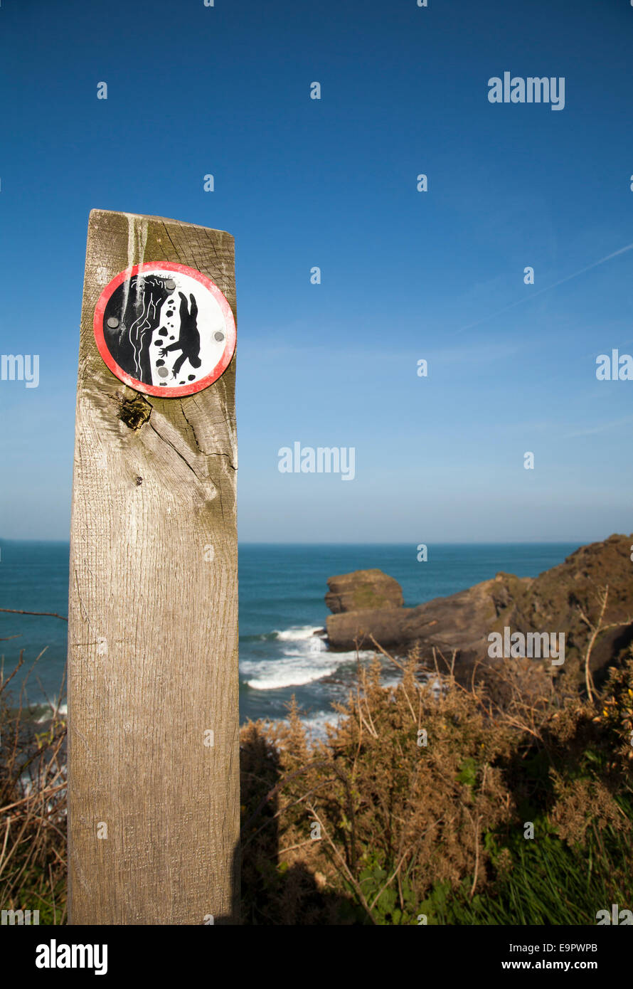 Cliff edge danger sign hi-res stock photography and images - Alamy