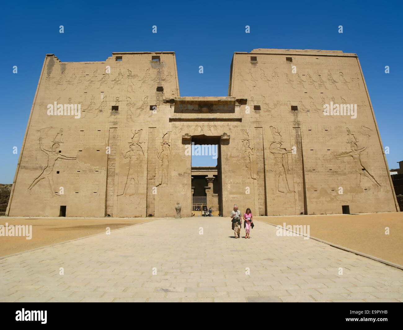 Ancient egyptian temple entrance hi-res stock photography and images ...