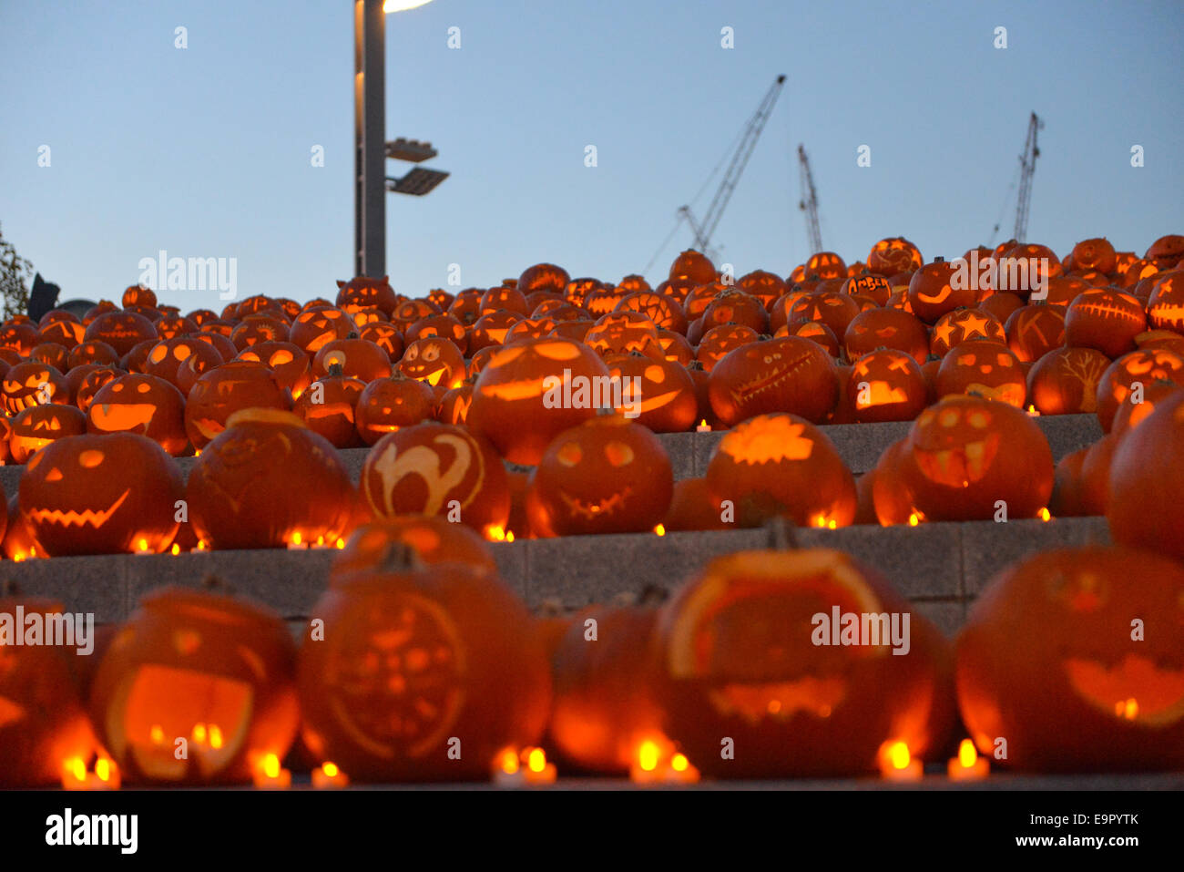 Canalside steps kings cross london hi-res stock photography and images ...