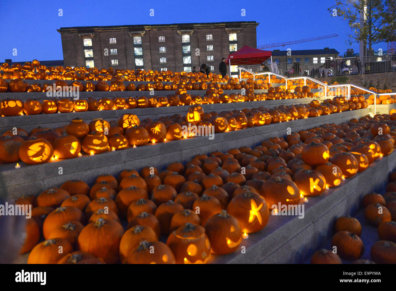 Canalside steps kings cross london hi-res stock photography and images ...