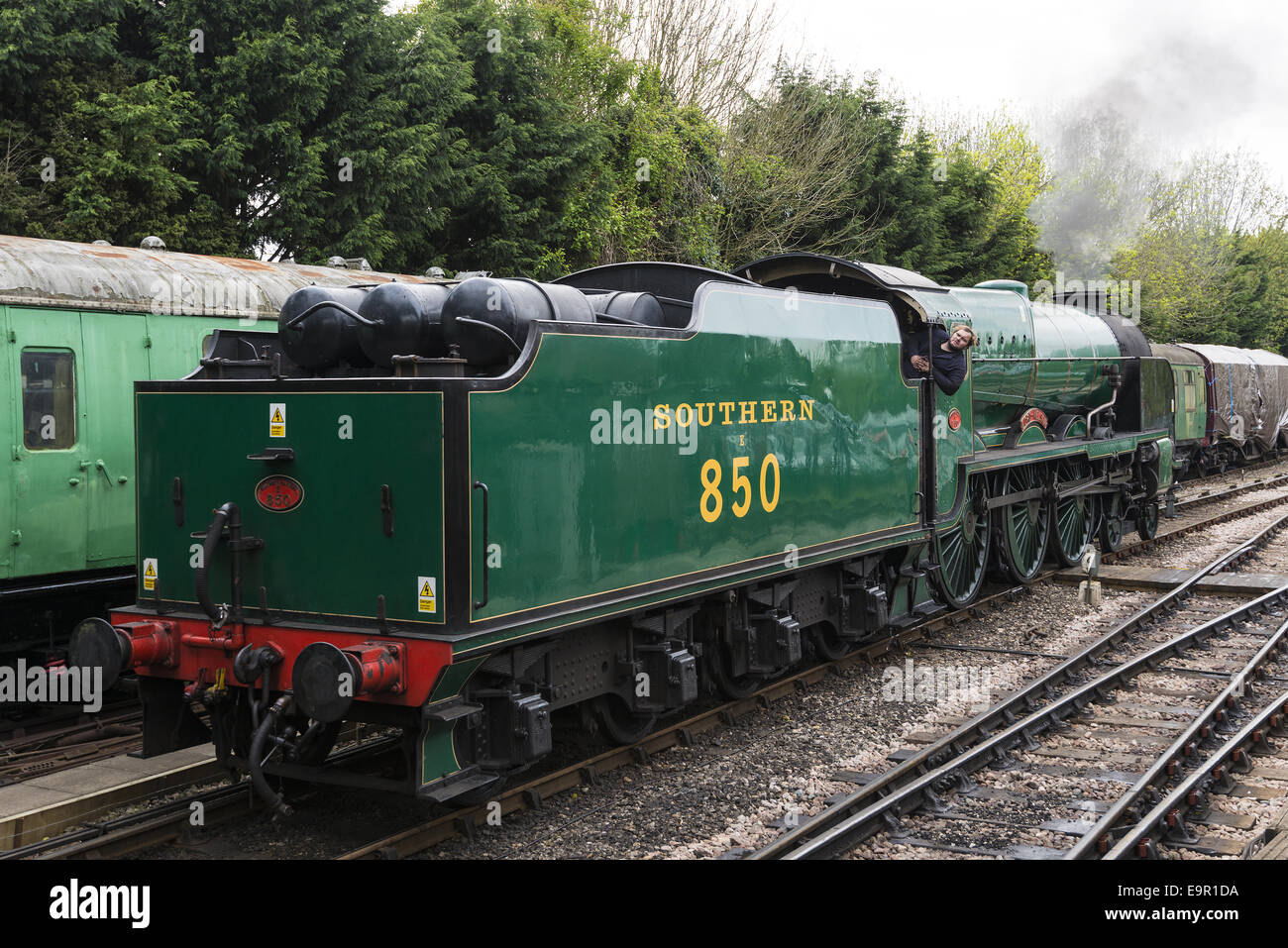 The Southern 850 steam train on the Watercress Line in New Alresford ...