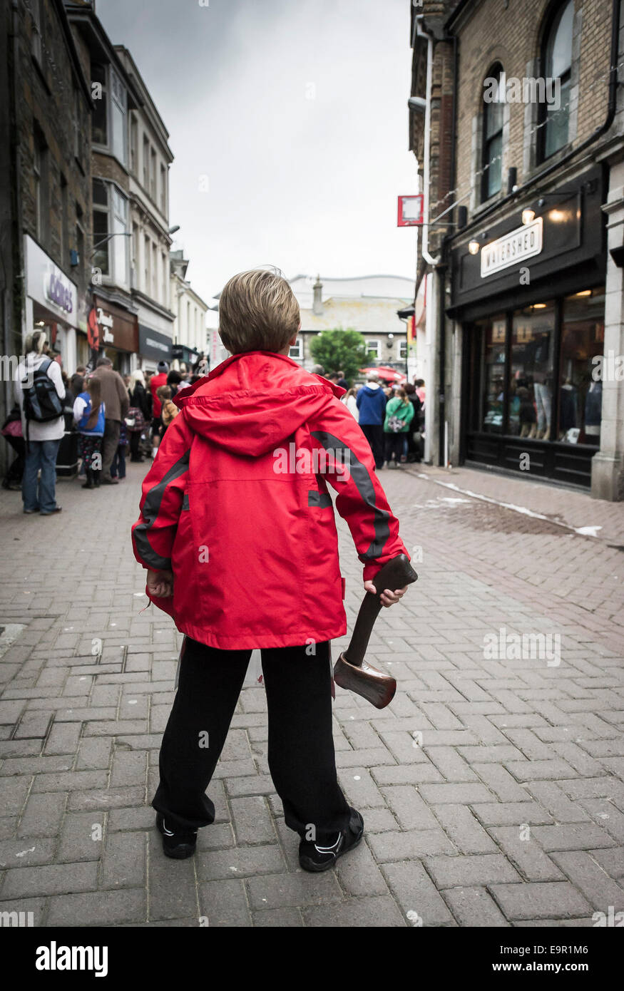 Newquay, Cornwall. 31st October 204. A young Cornish zombie carries an ...