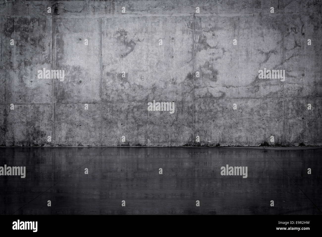 Grungy dark concrete wall and wet floor Stock Photo - Alamy
