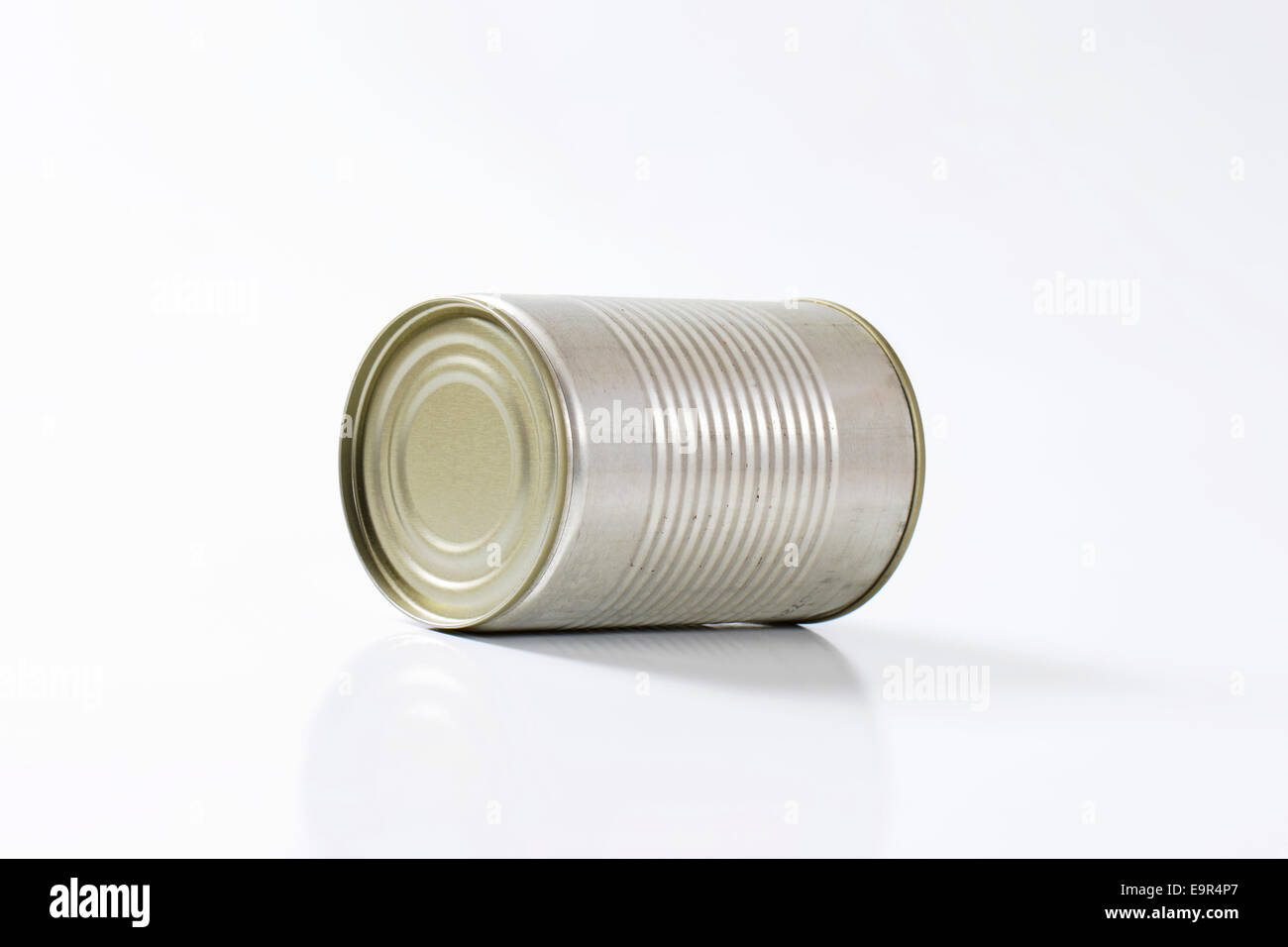 Studio shot of a single tin can Stock Photo - Alamy