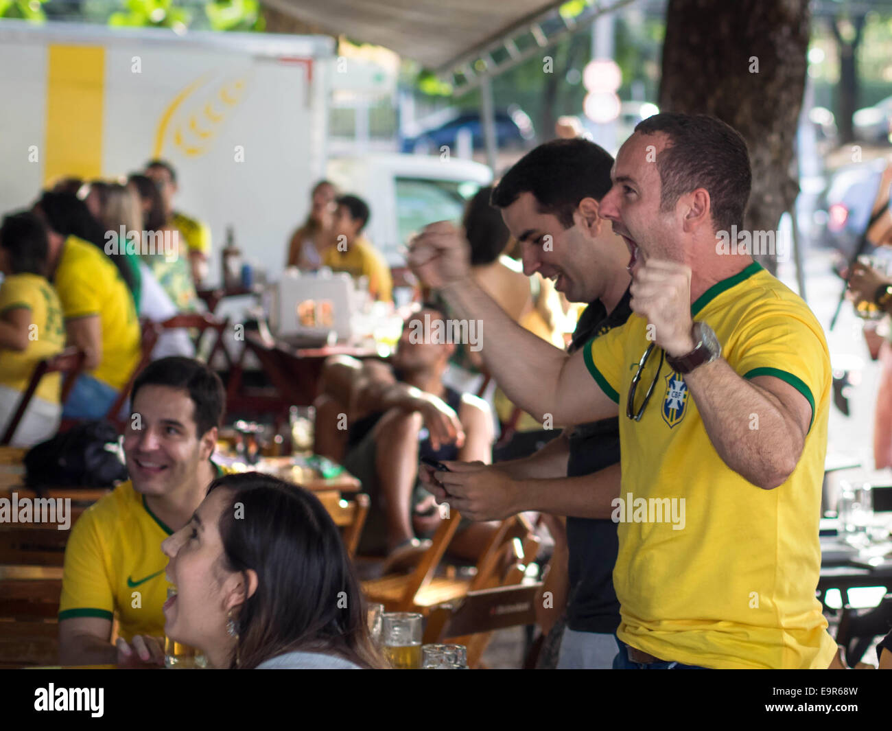 Football fans bar hi-res stock photography and images - Alamy