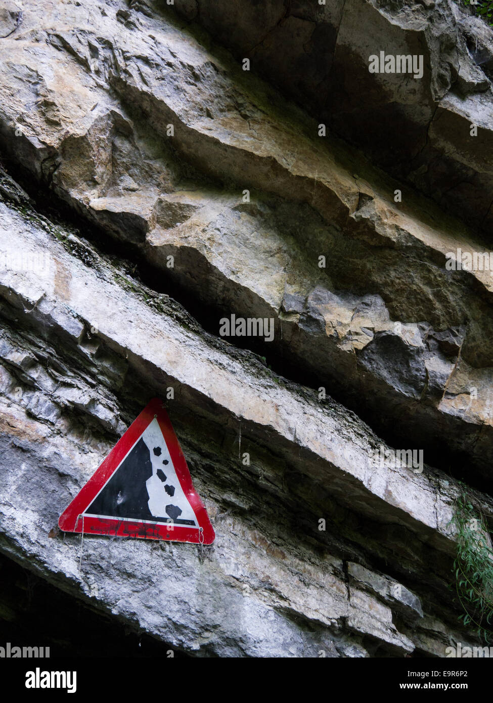 Falling stones warning sign on a rock face Stock Photo - Alamy