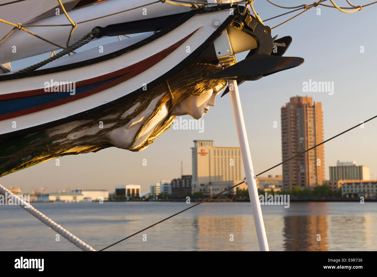 FIGUREHEAD AMERICAN ROVER SCHOONER WATERSIDE MARINA ELIZABETH RIVER ...