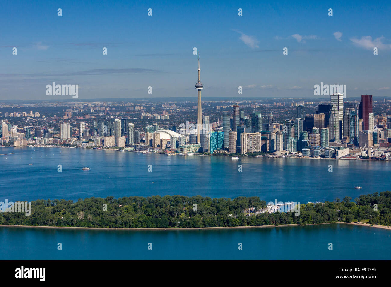 Aerial view of Toronto skyline with Toronto Island in the foreground ...