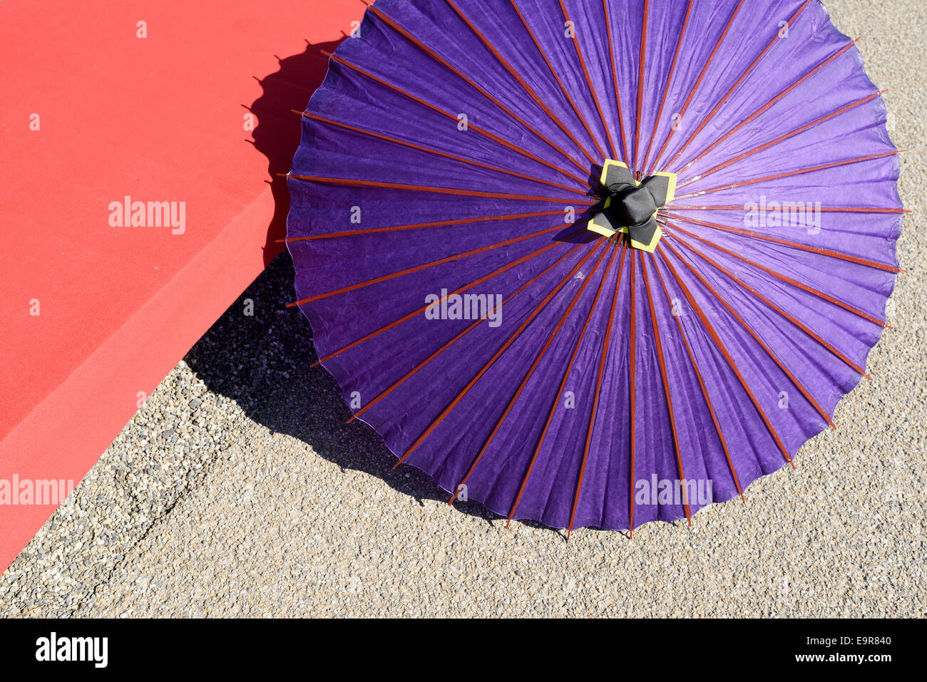 Red bench japanese garden hi-res stock photography and images - Alamy