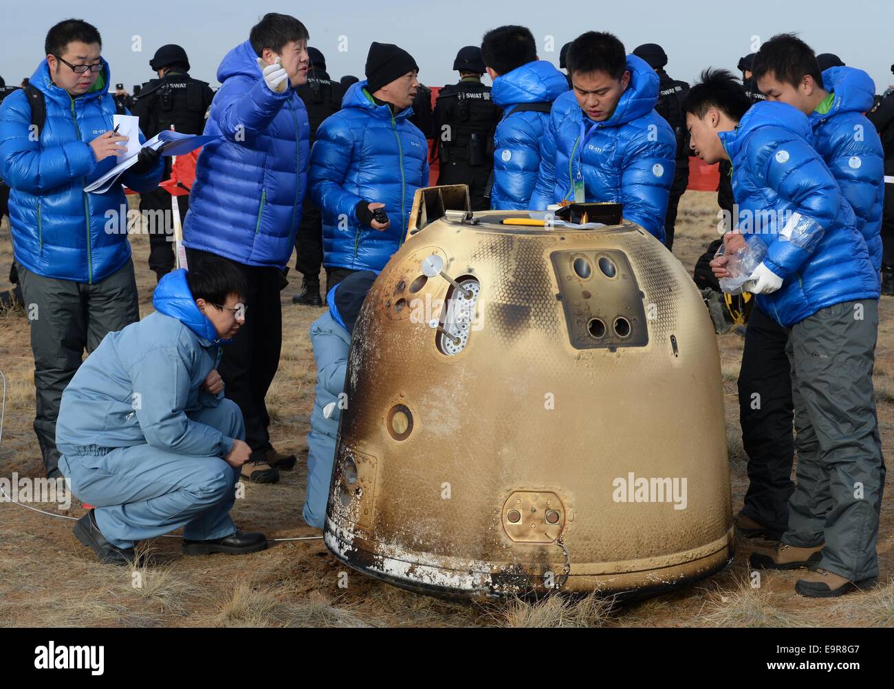 Siziwang Banner. 1st Nov, 2014. Researchers retrieve the return capsule ...
