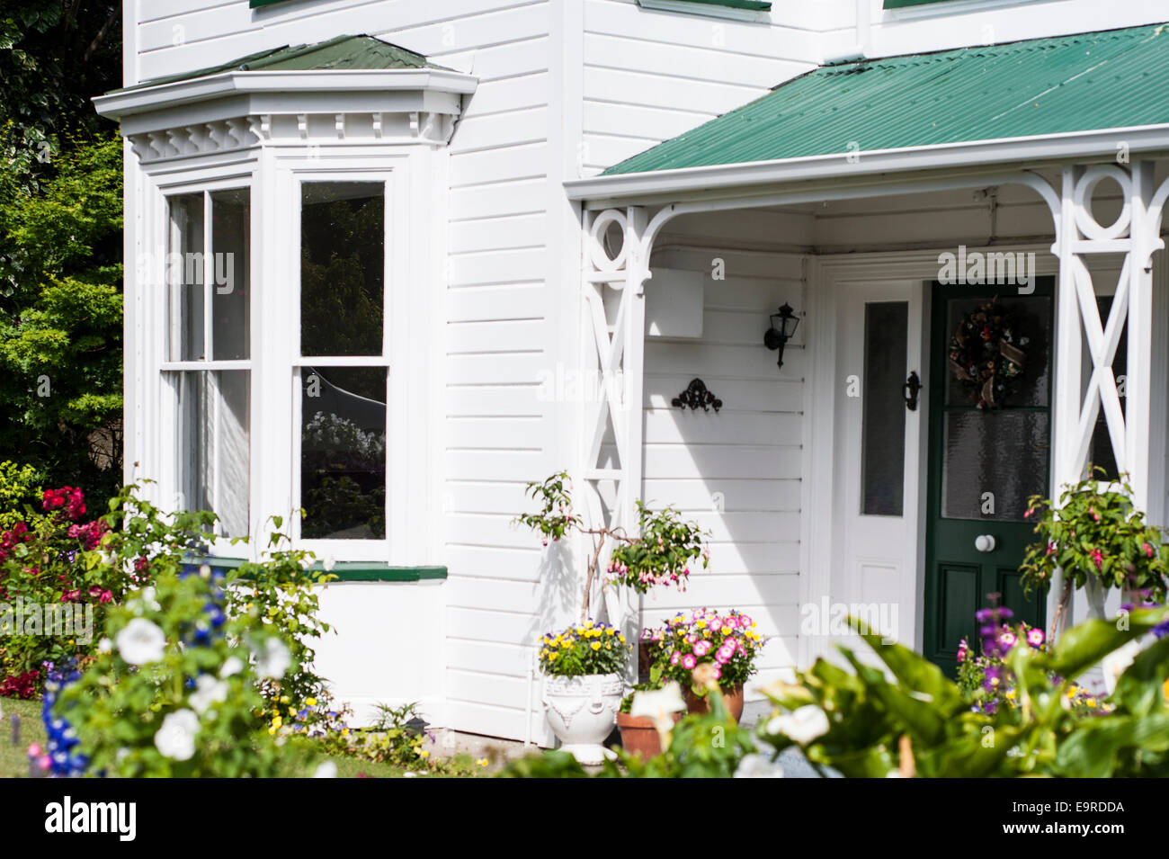 House with bay window hi-res stock photography and images - Alamy