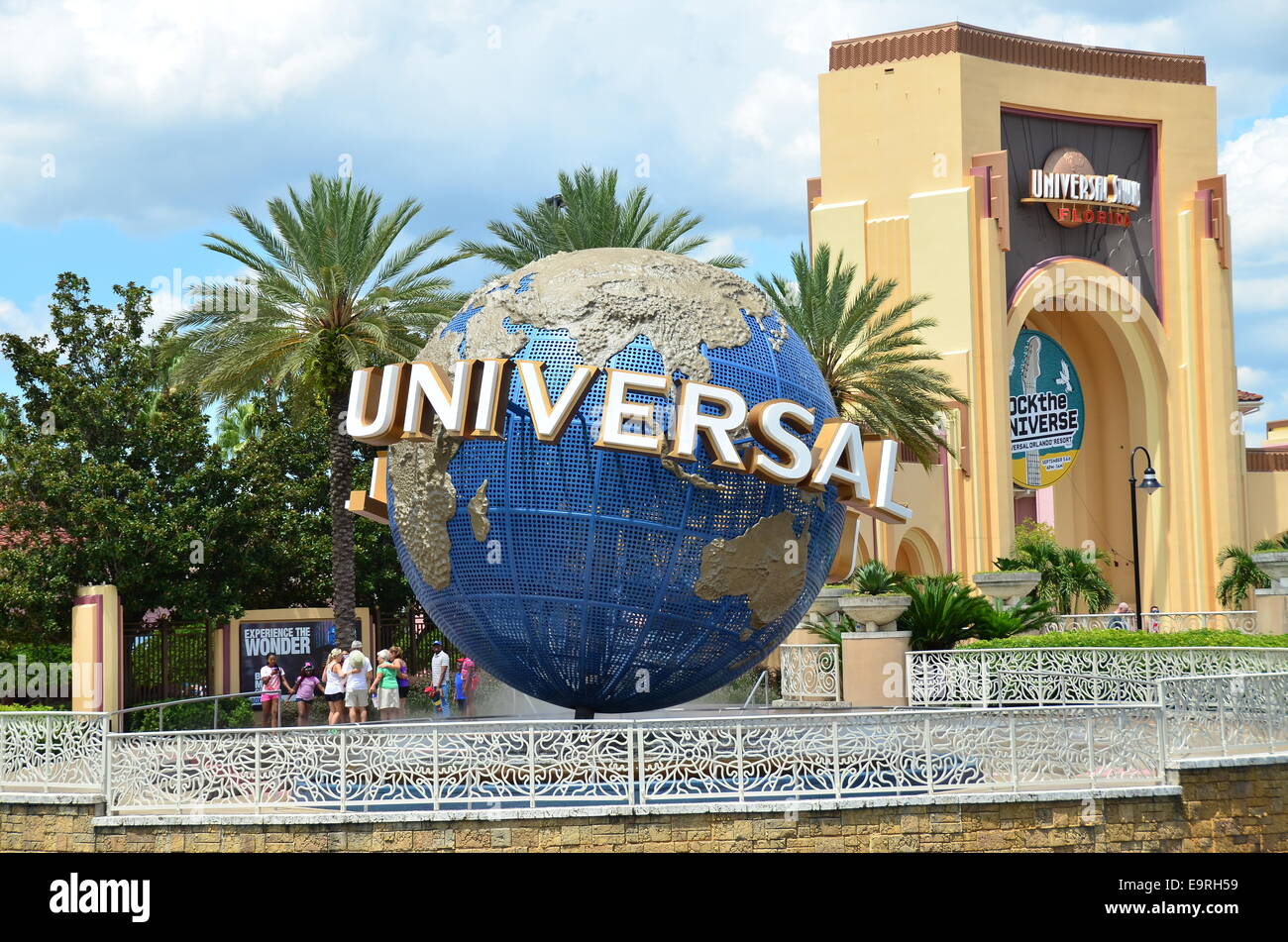 Universal Globe at the entrance to Universal Studio's at Universal ...