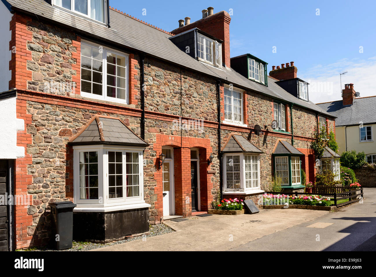 Quaint stone built houses hi-res stock photography and images - Alamy
