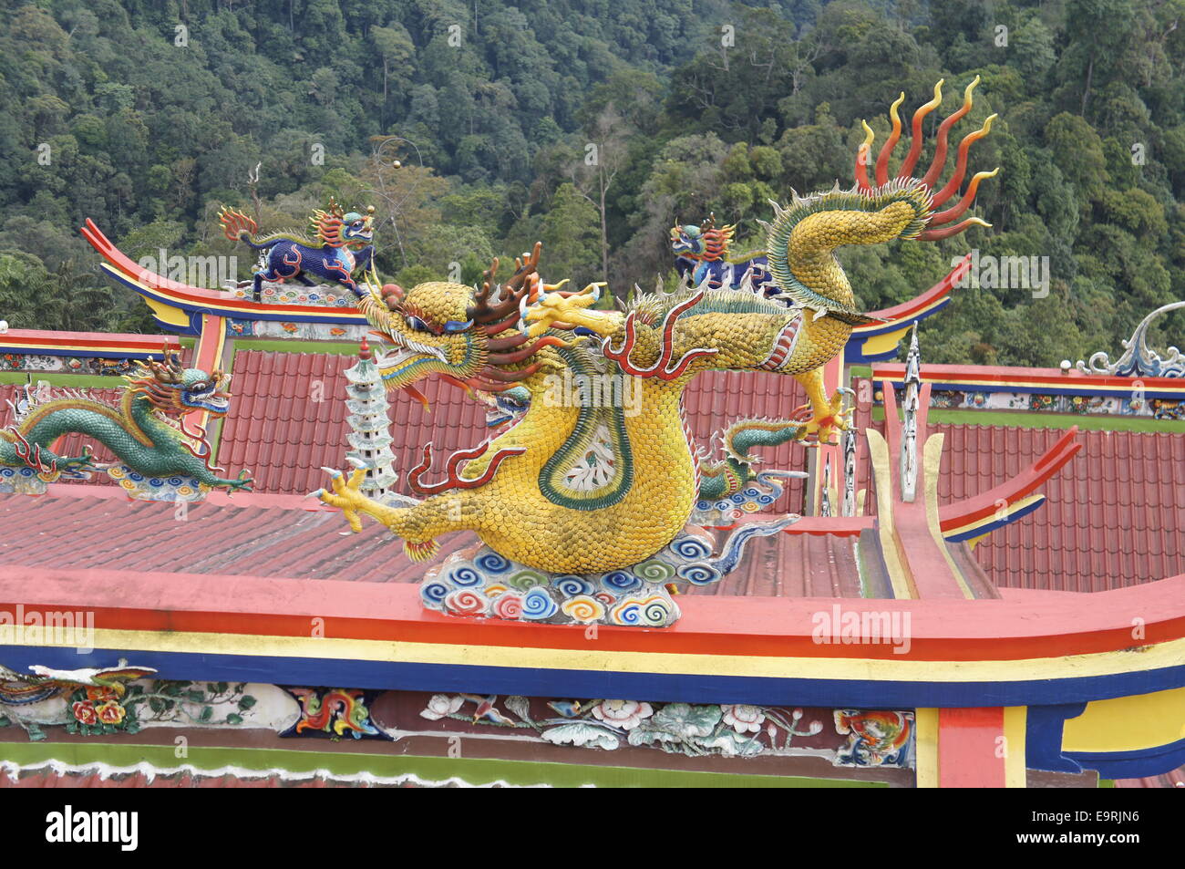 Temple roof dragon hi-res stock photography and images - Alamy
