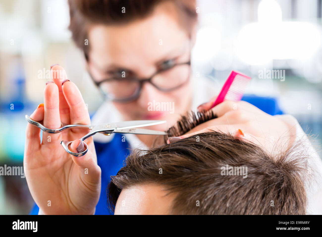 Female coiffeur cutting men hair in hairdresser shop Stock Photo - Alamy