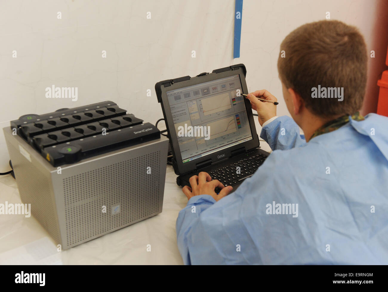 Soldiers in laboratory hi-res stock photography and images - Alamy