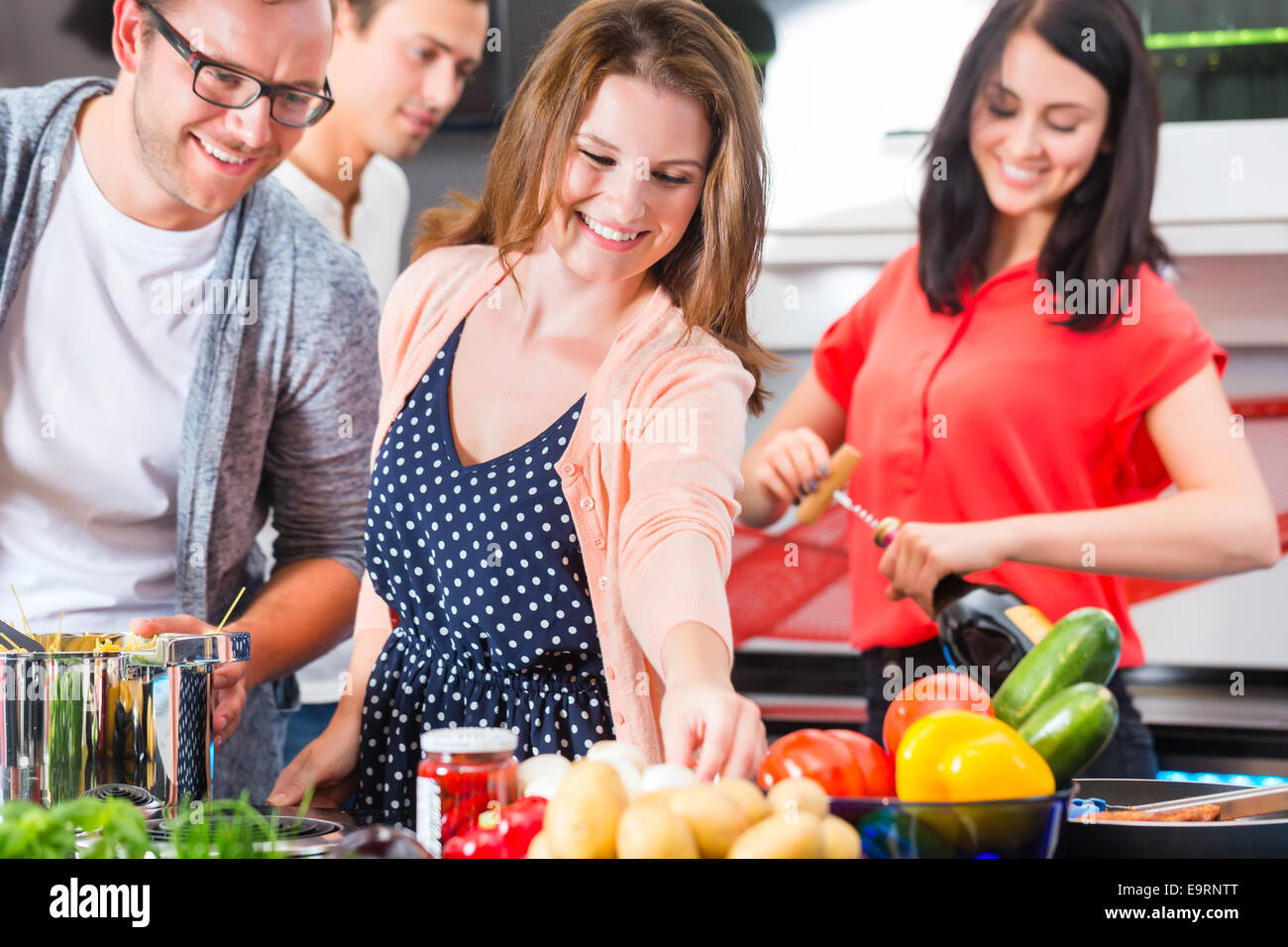 Couples cooking kitchen hi-res stock photography and images - Alamy