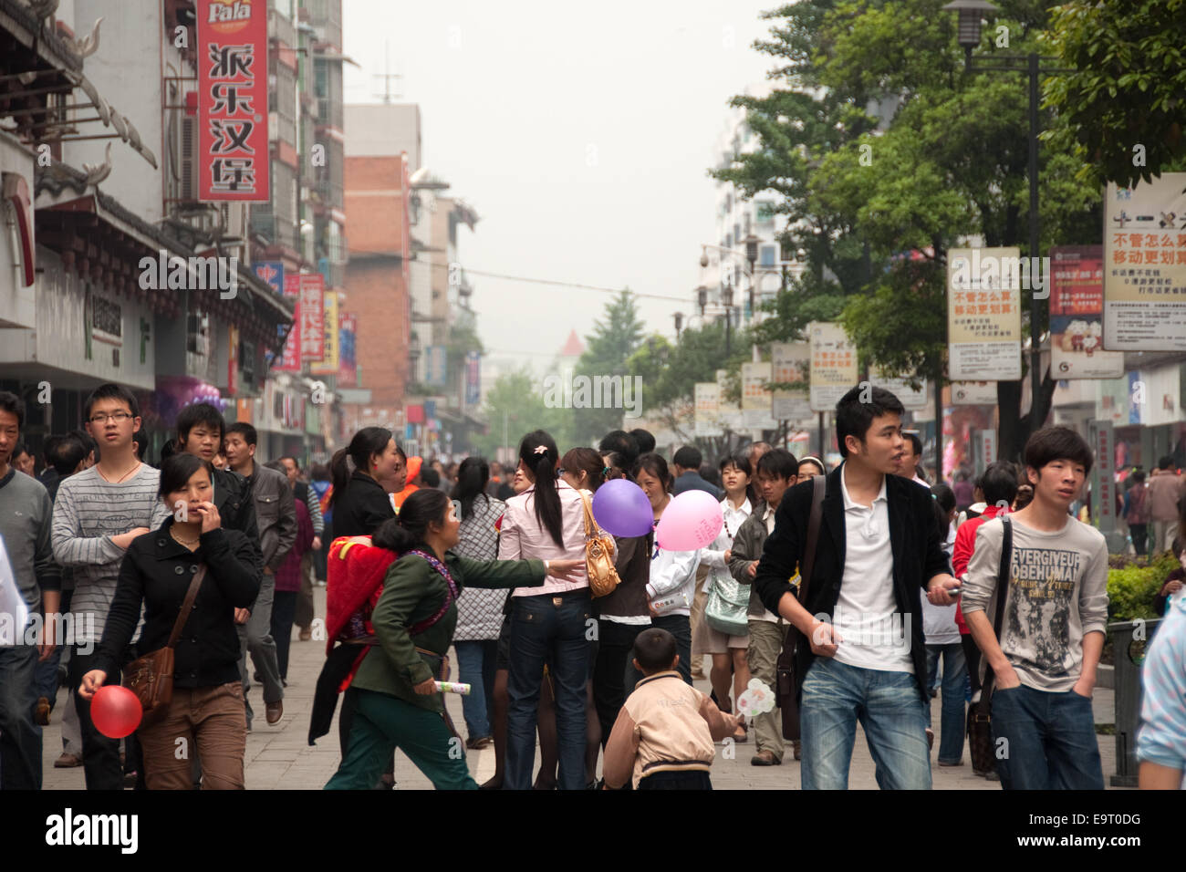 Very crowdy hi-res stock photography and images - Alamy