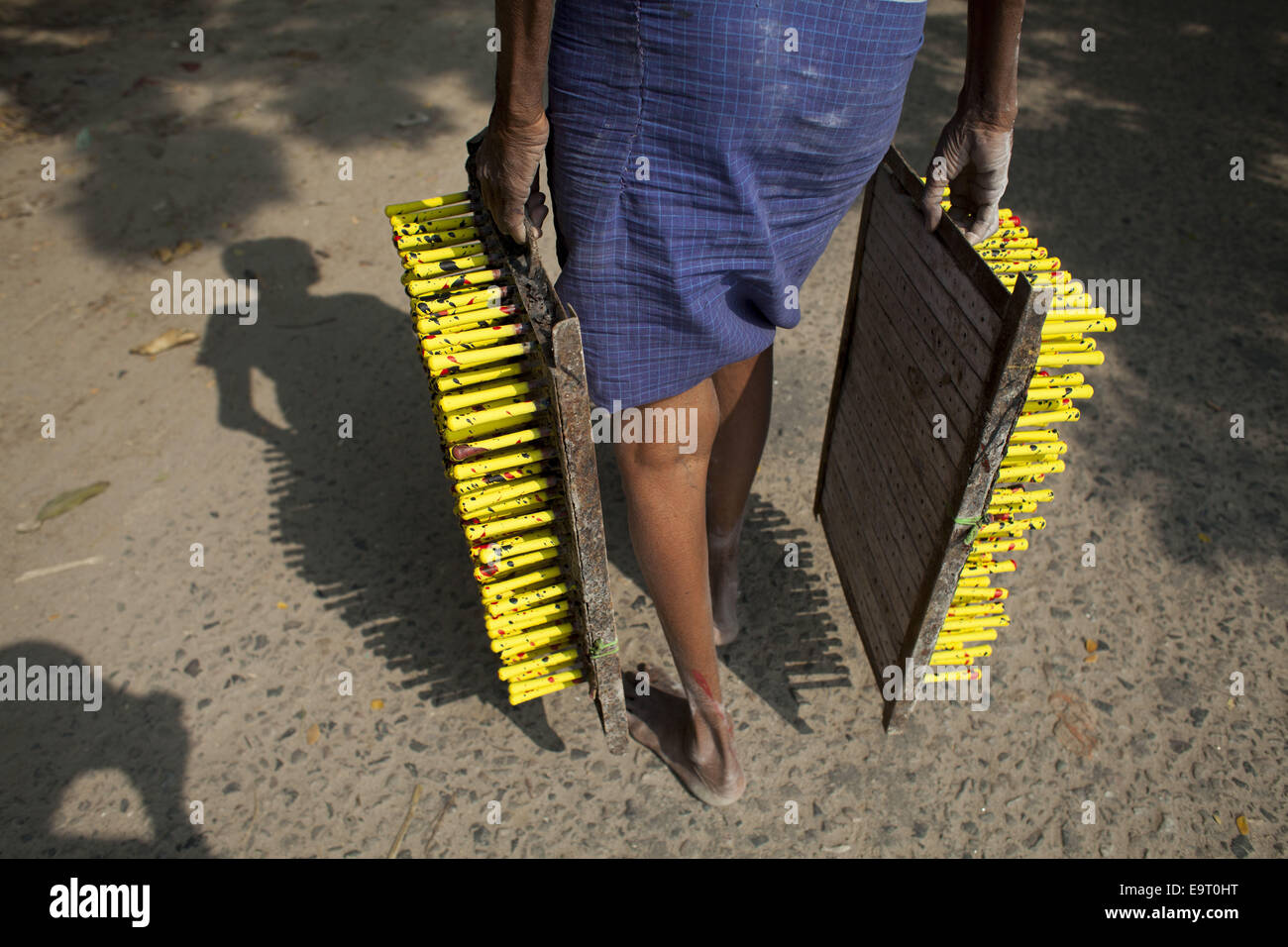 Dhaka, Bangladesh. 1st Nov, 2014. A labor carrying baloon materials to ...