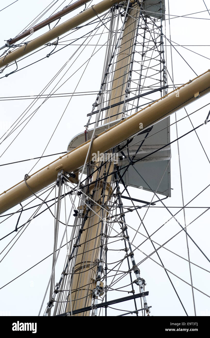 Mast rigging hi-res stock photography and images - Alamy