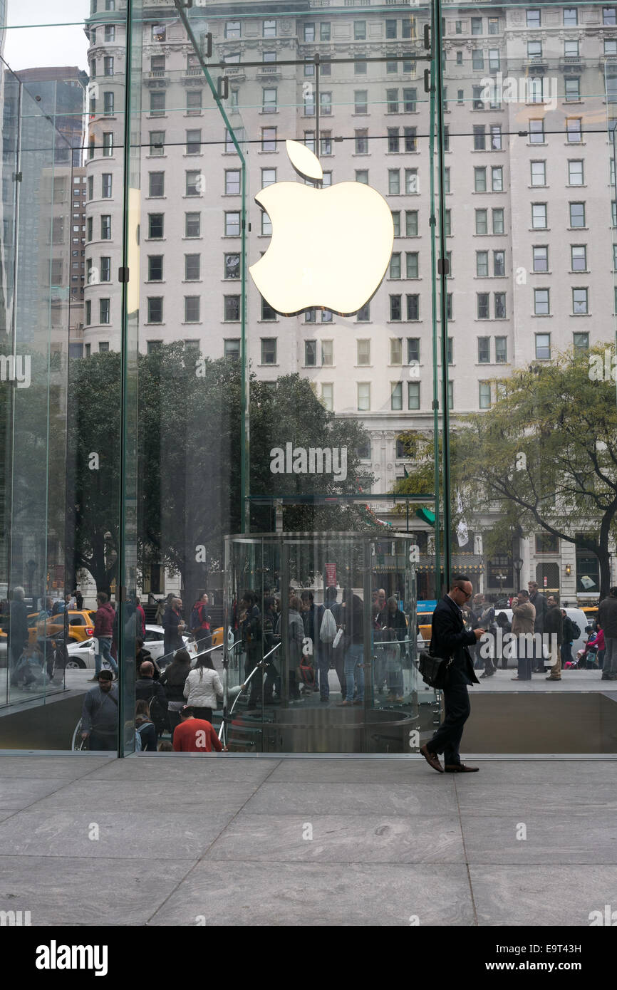 The flagship Apple store on 5th Avenue in New York City Stock Photo - Alamy