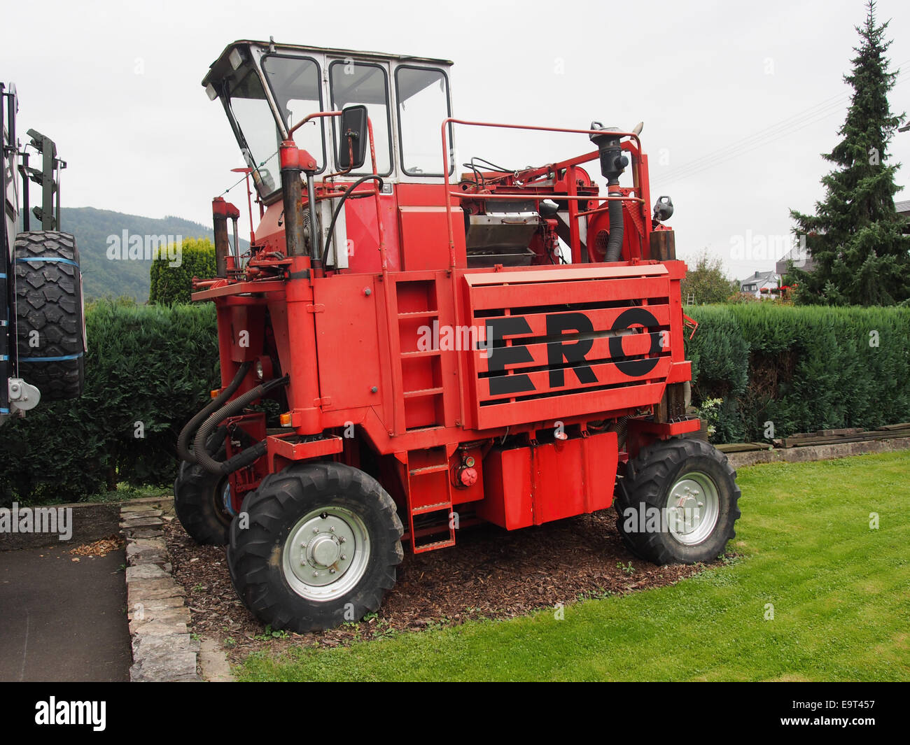 Straddle tractor hi-res stock photography and images - Alamy