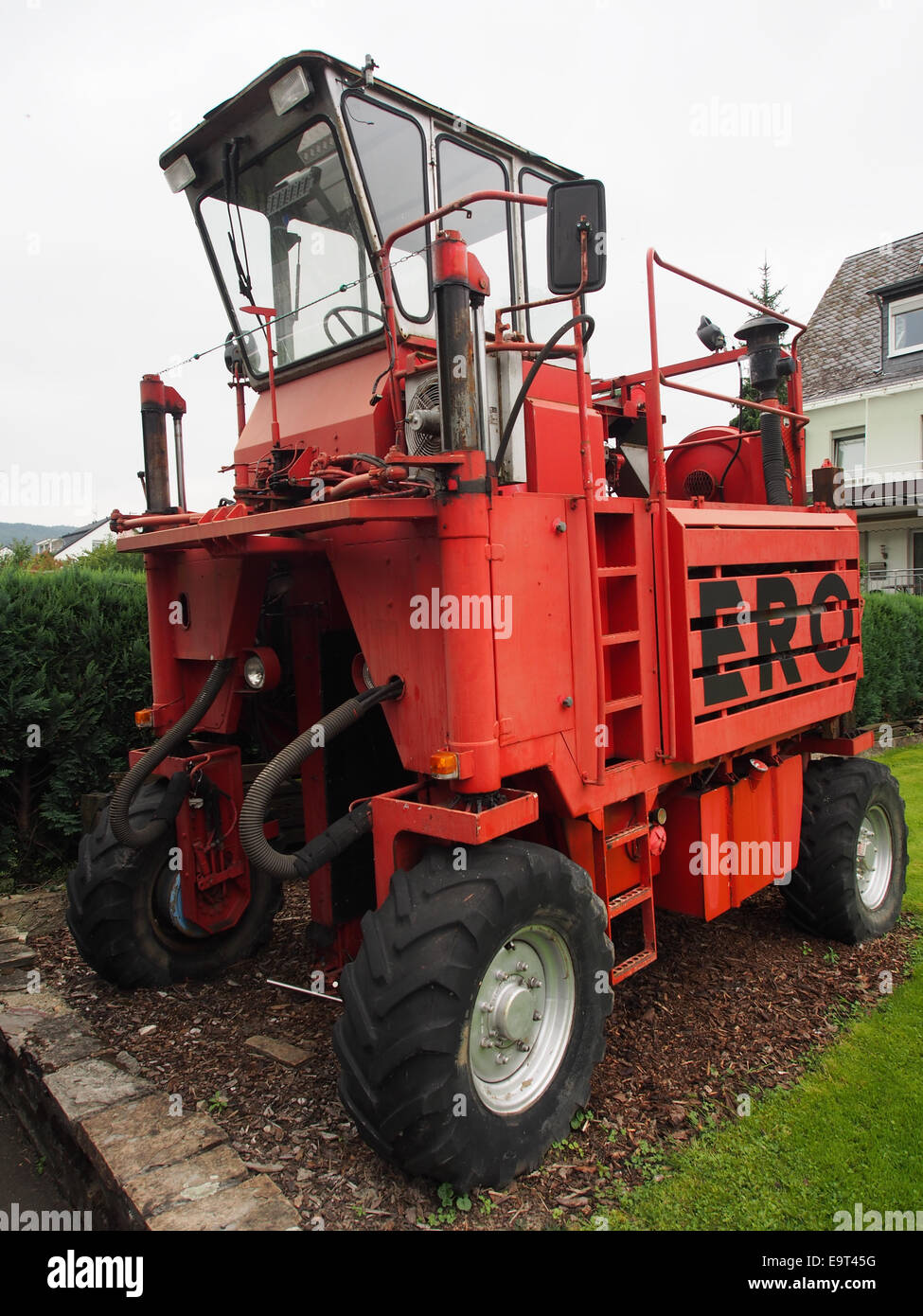 ERO Grape-vine portal tractor - straddle tractor at the Moselle, pic3 ...