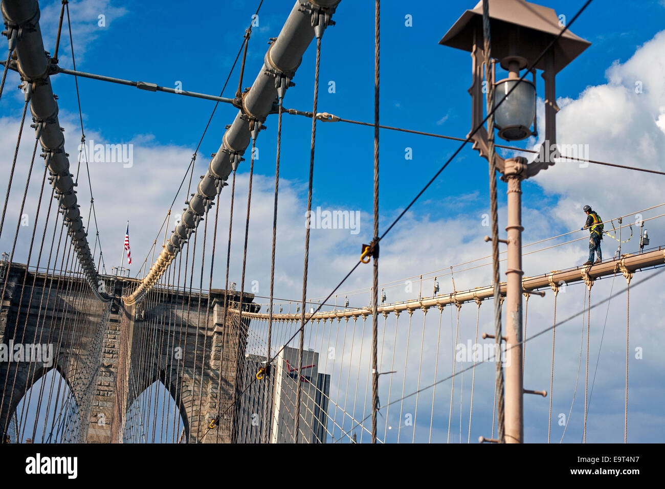 Construction worker on the Brooklyn Bridge Stock Photo - Alamy