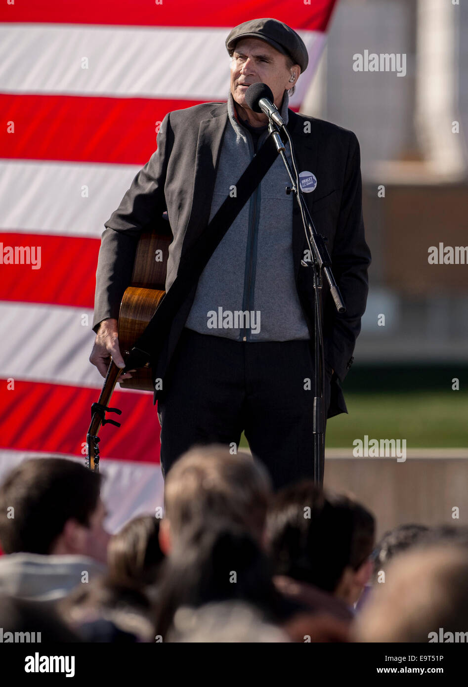 Des Moines, Iowa, USA. 01st Nov, 2014. JAMES TAYLOR exhorts the crowd ...