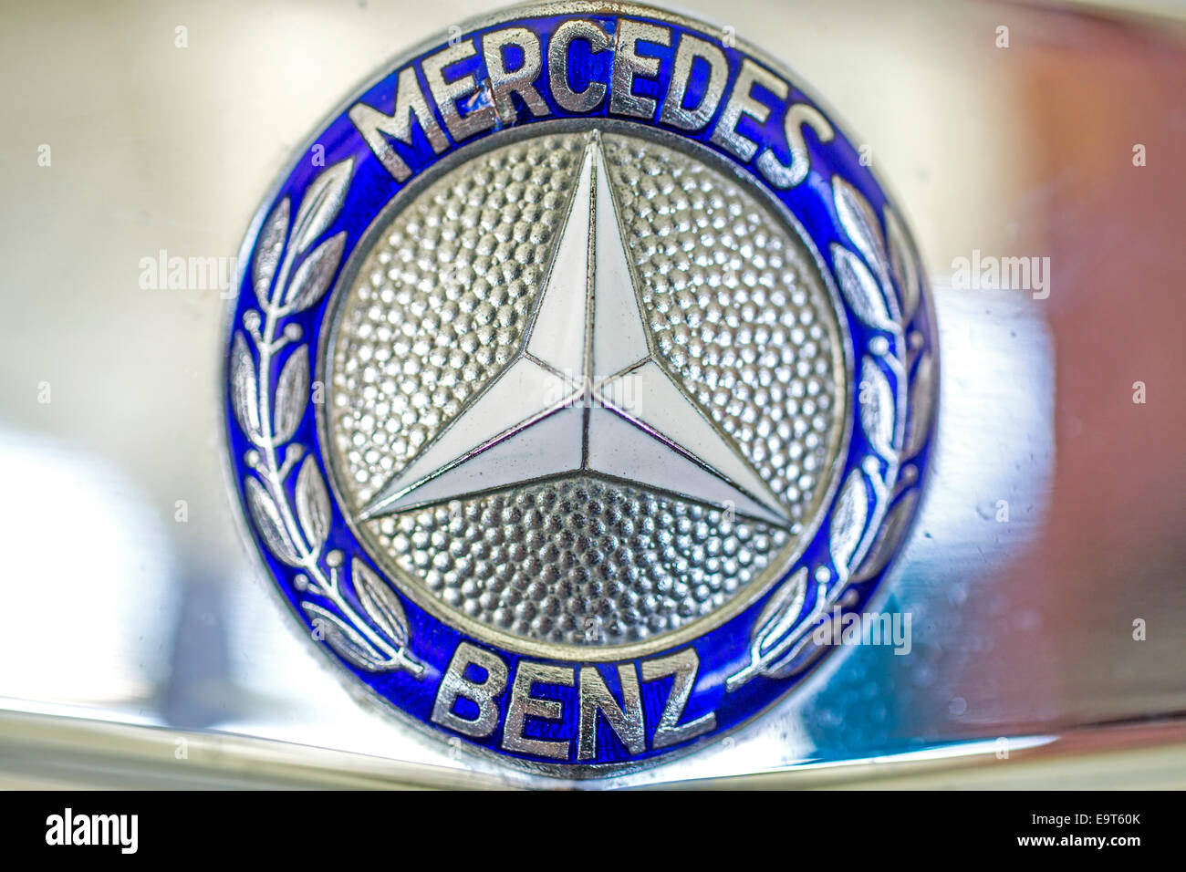 Mercedes benz badge hi-res stock photography and images - Alamy
