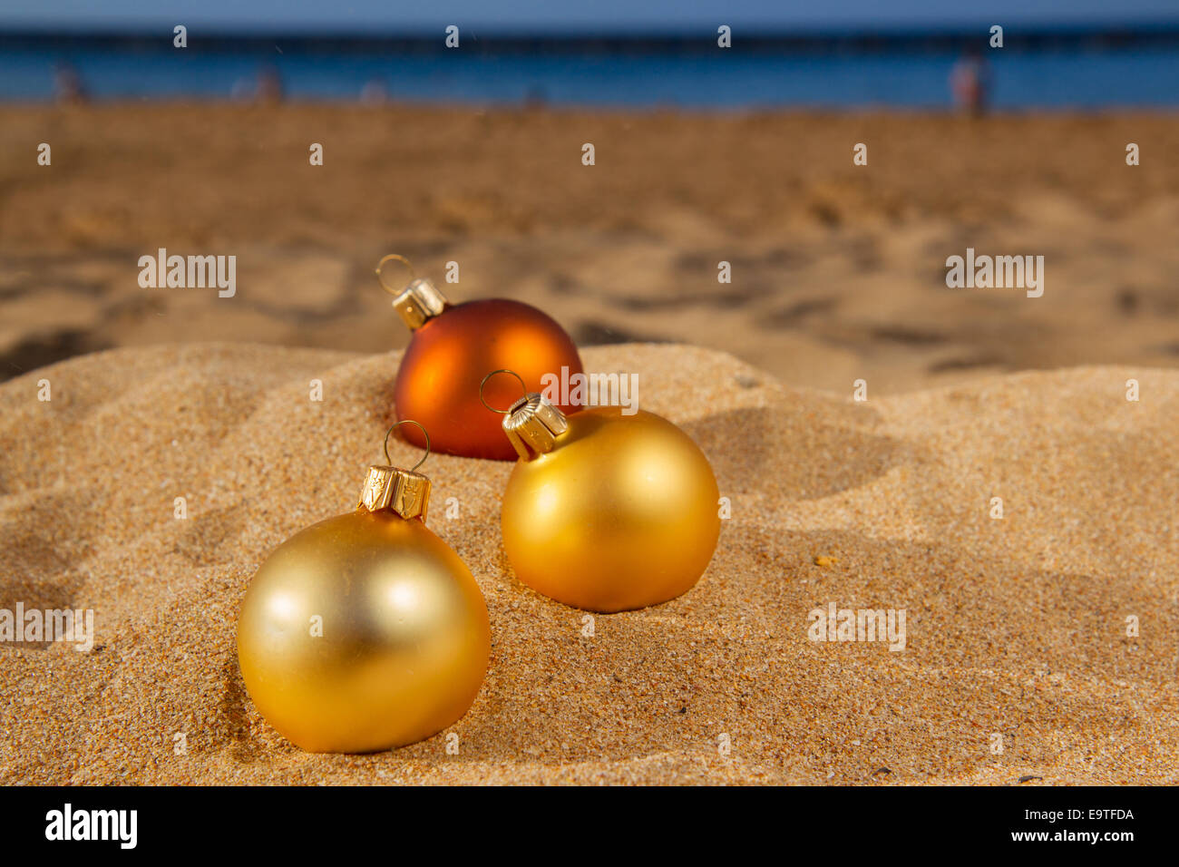 Gold balls ocean hi-res stock photography and images - Alamy