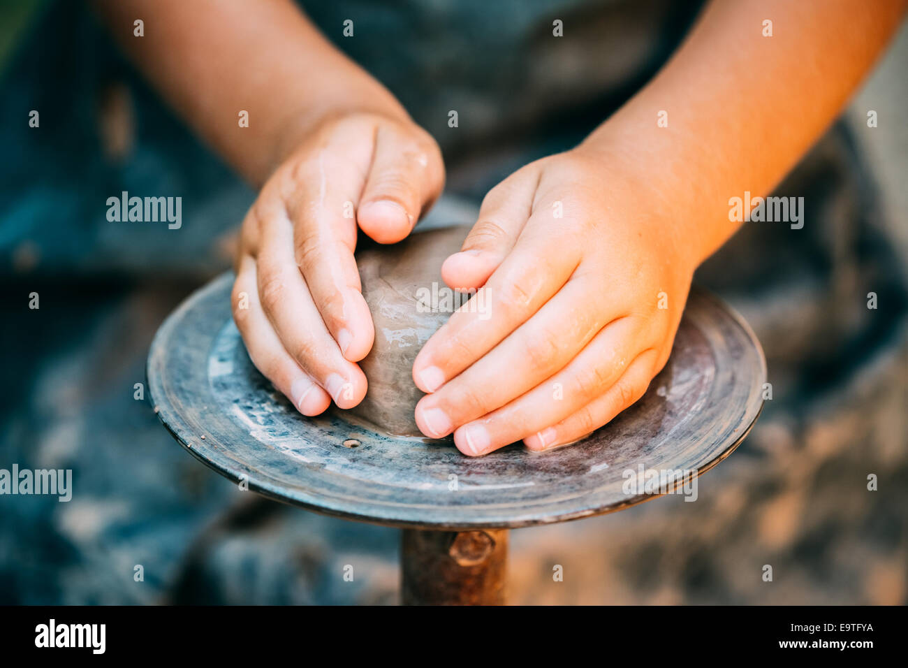 Ceramic craft male artist hands hi-res stock photography and images - Alamy