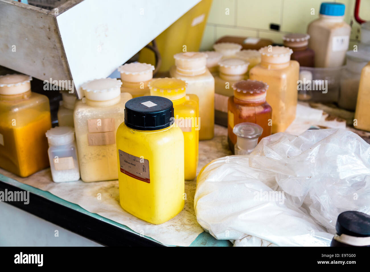 Empty old science lab hi-res stock photography and images - Alamy