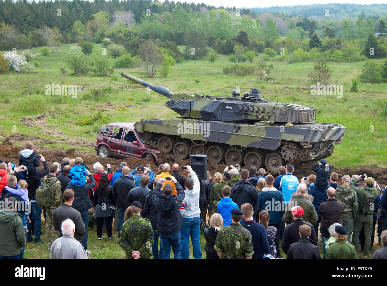 Driving tank tanks hi-res stock photography and images - Alamy