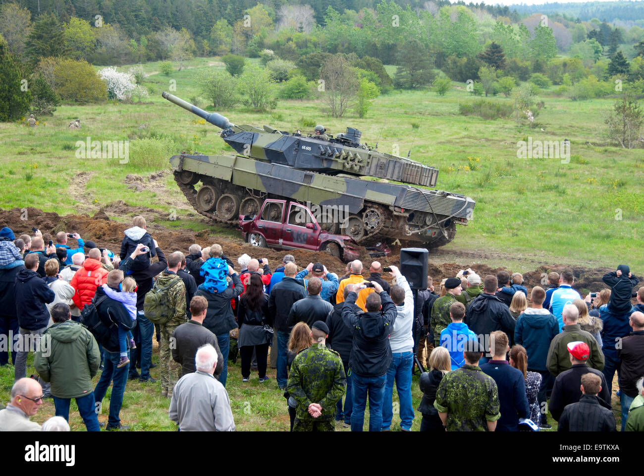 Army tanks side view hi-res stock photography and images - Alamy