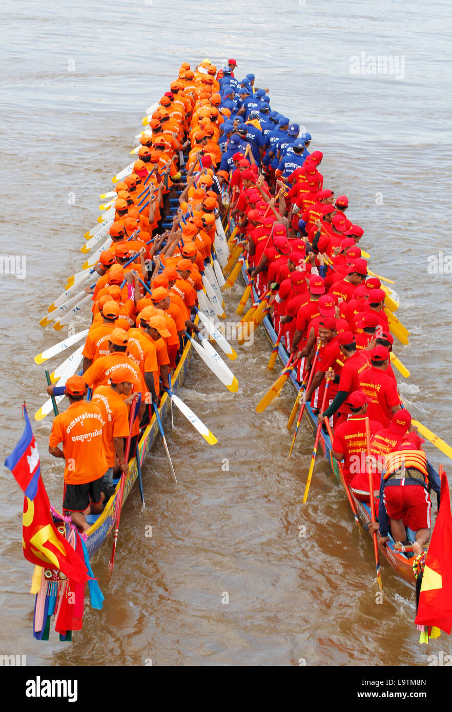 Phnom Penh, Cambodia. 2nd Nov, 2014. Racers row boats over the Tonle ...