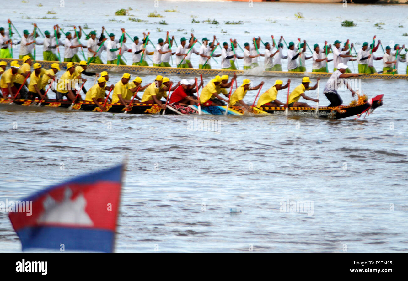 Phnom Penh, Cambodia. 2nd Nov, 2014. Racers row boats over the Tonle ...