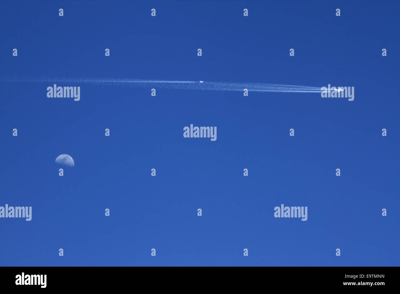 Aircraft trails visible in hi-res stock photography and images - Alamy