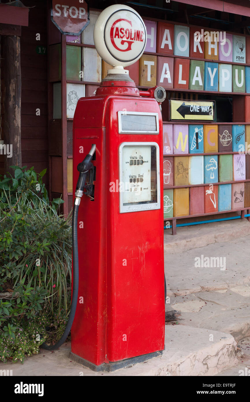 Vintage gas pump hi-res stock photography and images - Alamy