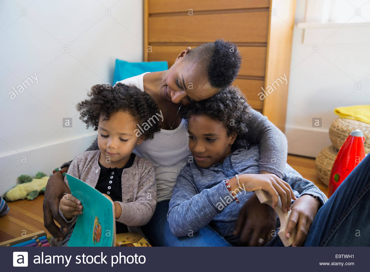 Woman reading story children hi-res stock photography and images - Alamy