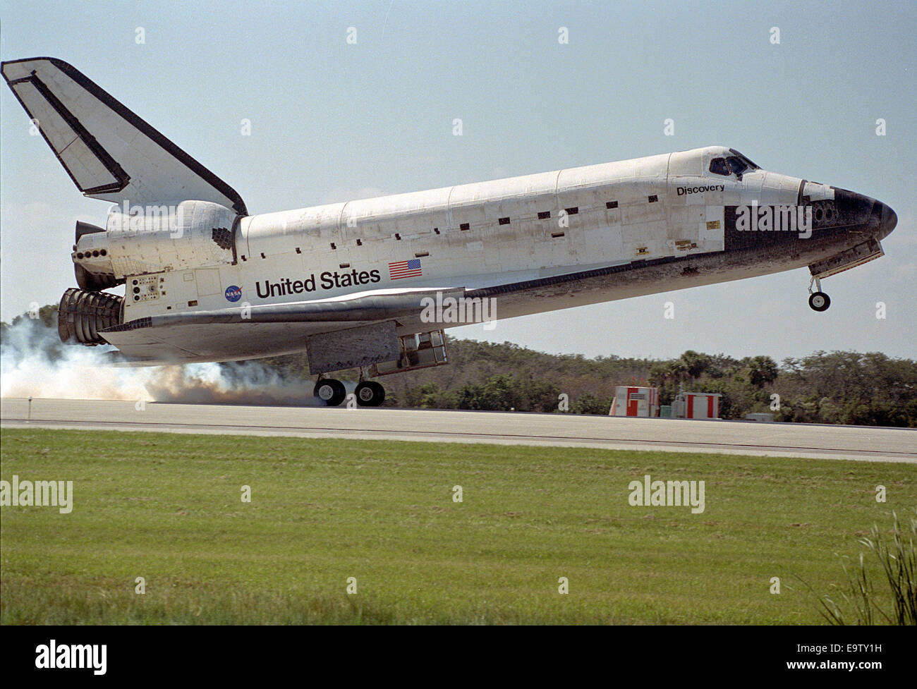 Space Shuttle Discovery touches down on Runway 33 at the Shuttle ...